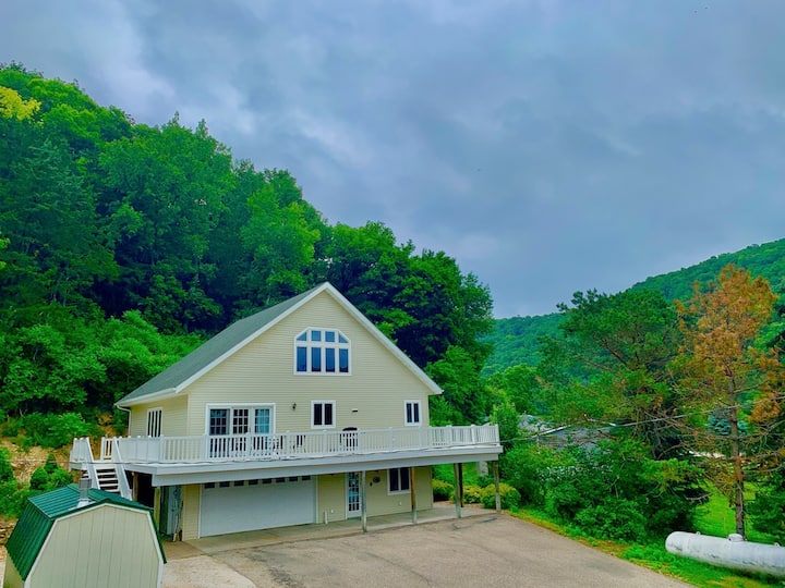 Scenic Valley Lodge- Hot Tub & Pool!