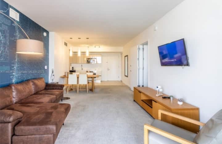 Sunny 2bd/2ba Condo In Hallandale Beach - Hallandale Beach, FL