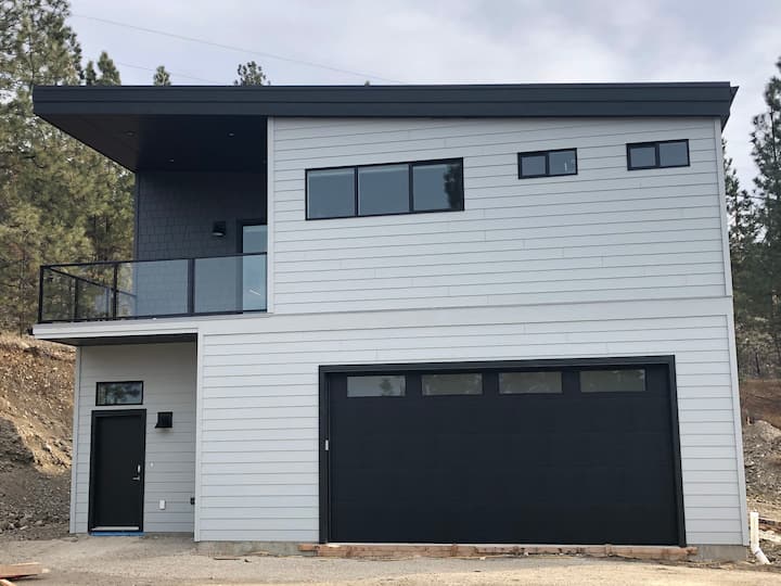 Newly Built House On Private 5 Acre Lot. - Kelowna