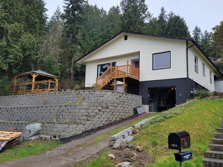 Waterfront 2 Bedroom Home, With Garage Parking - Bremerton, WA