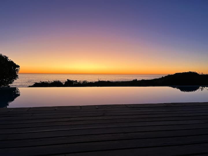 Beach Front Home, Grotto Bay - Grotto Bay