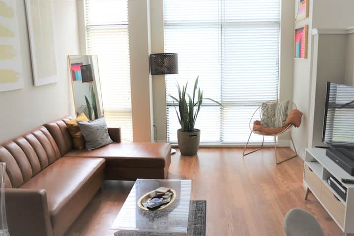 **Uptown** Sophisticated Stylish Condo  W/ Parking - 夏洛特