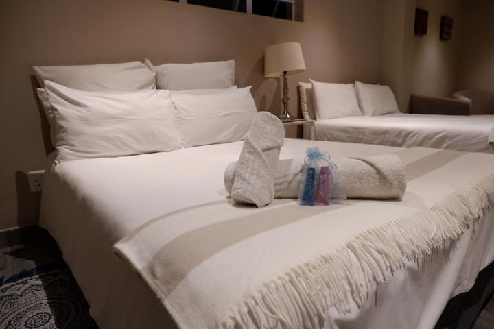 Summit Views - Suite 2 With Beautiful Views - East London