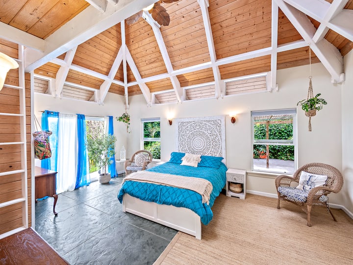 Mermaid’s Blue Hut - Kailua-Kona
