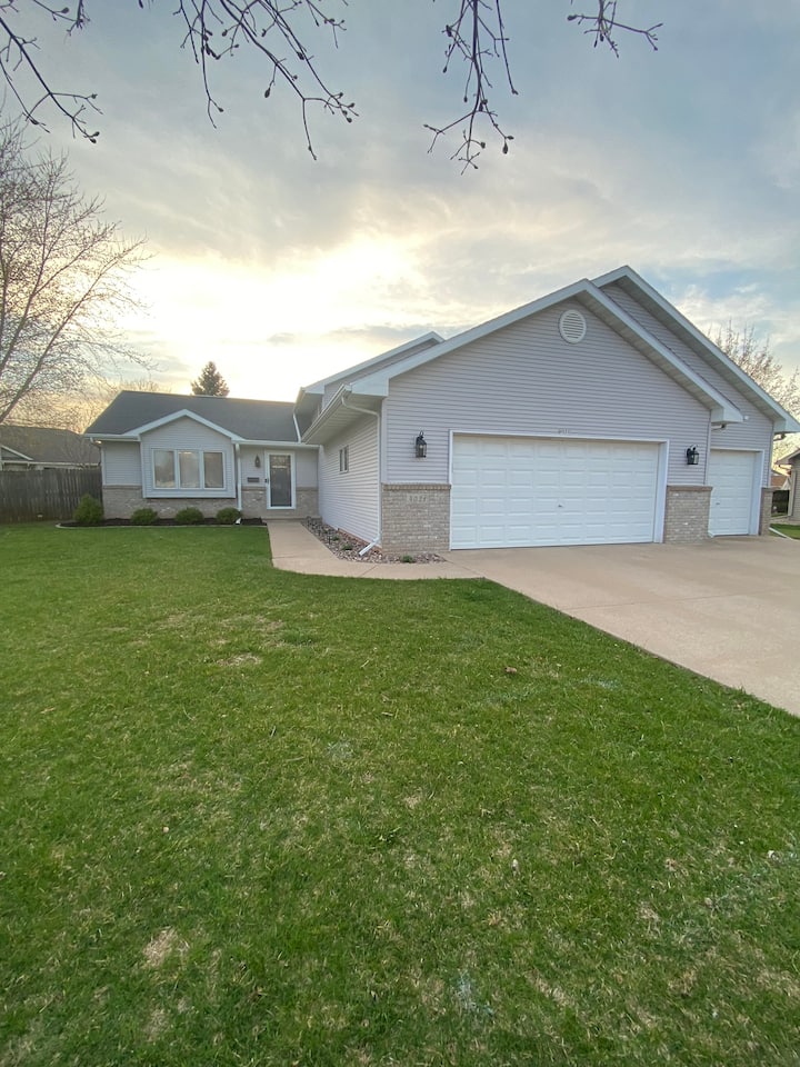 Clean/cozy 3 Bedroom, 1.5 Bath Home, Eaa Renting - Oshkosh, WI
