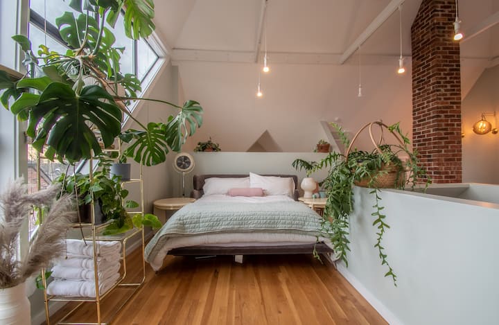 Green Lake Oasis With Loft + Outdoor Fireplace - Seattle, WA