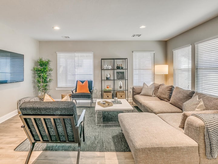 ***Rustic Modern 4 Bed / 3 Full Bath / 2 Living Rms W Wifi & 5 Smart Tvs*** - Oklahoma City, OK