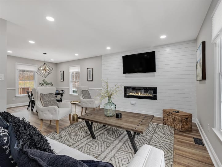Luxurious 4 Bedroom, 3 Full Bath House - Cary, NC