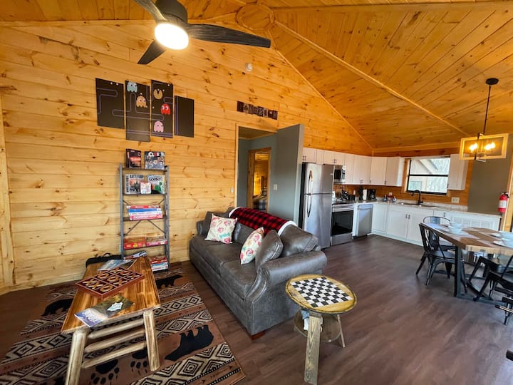 Game Night~games~hot Tub~partial View - Gatlinburg, TN