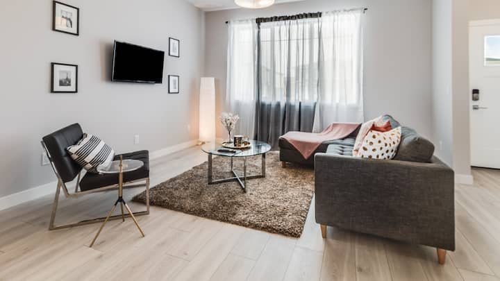 Charming 3br Getaway | A/c | 15m To Yyc/hwy - Chestermere