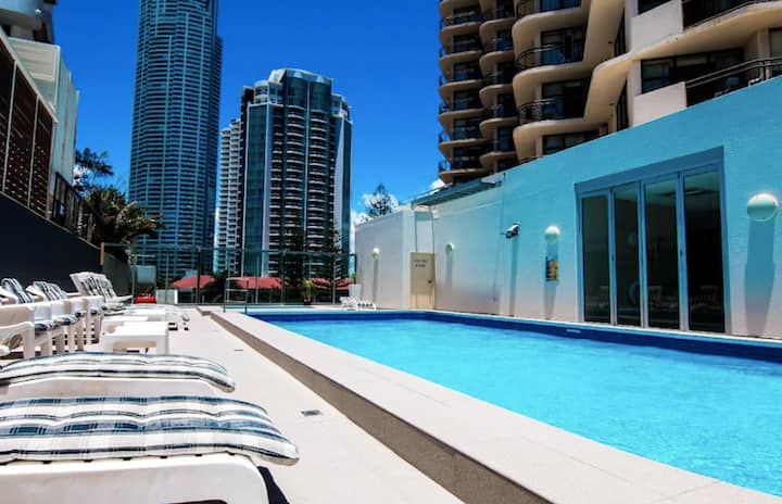 Bright Central Direct Ocean Views Surfers - Surfers Paradise