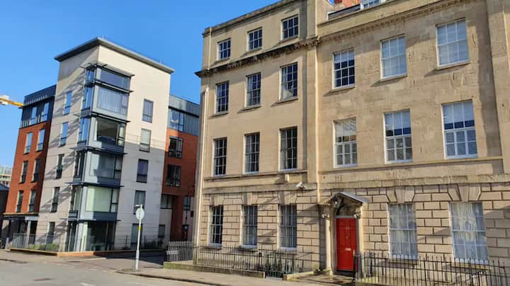 Entire Building: Sleeps 16 In 8+5 Beds - Brístol