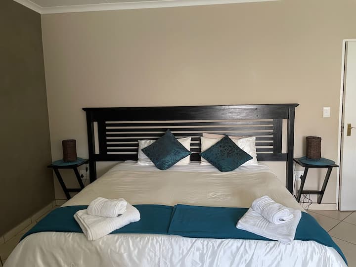Southy Inn By The Lake (1 King + 1 Single Room) - Benoni
