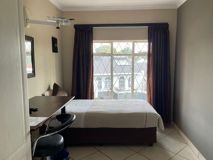 Southy Inn By The Lake (1 Single-bed Room) - Benoni