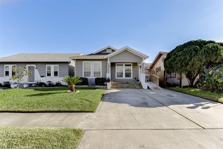 5 Min Walk To Beach | King Bed | Large Back Yard - 加爾維斯敦