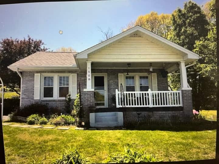 Cozy Cottage Facing River- Near Historic Downtown - Mount Airy, NC