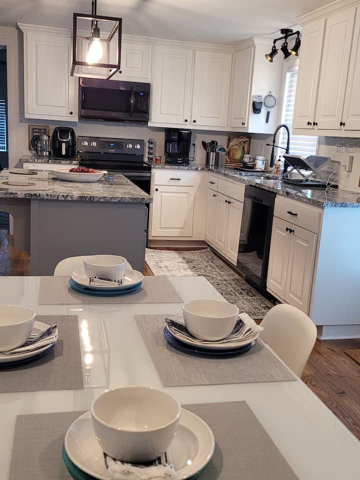 Cozy Home Away From Home, Literally. Stay Awhile! - Albany, GA