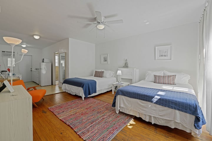Studio #8 Pet Friendly Courtyard Window Near Beach - Miami Beach, FL