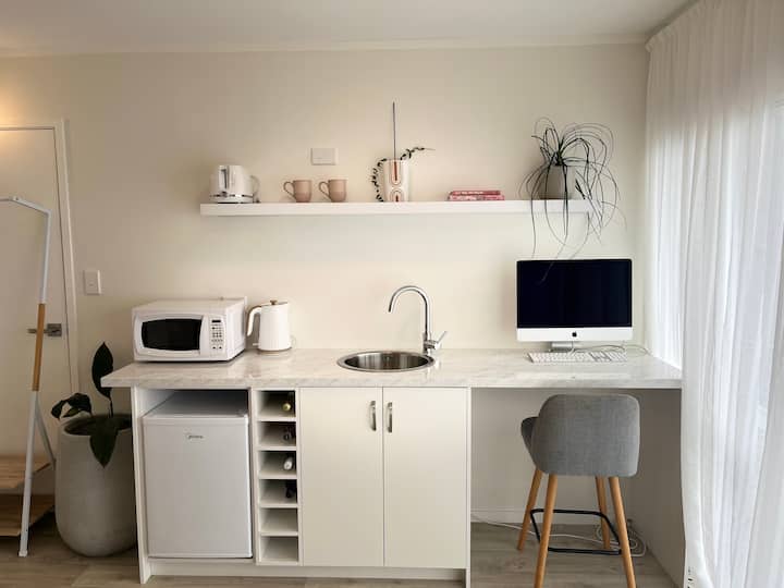 Papamoa Beach Studio | Coastal & Modern Retreat - Papamoa