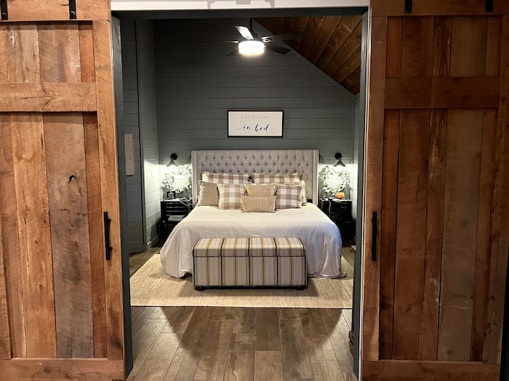 Luxe Romantic Couples Cabin "Sweet Retreat" - Pigeon Forge, TN