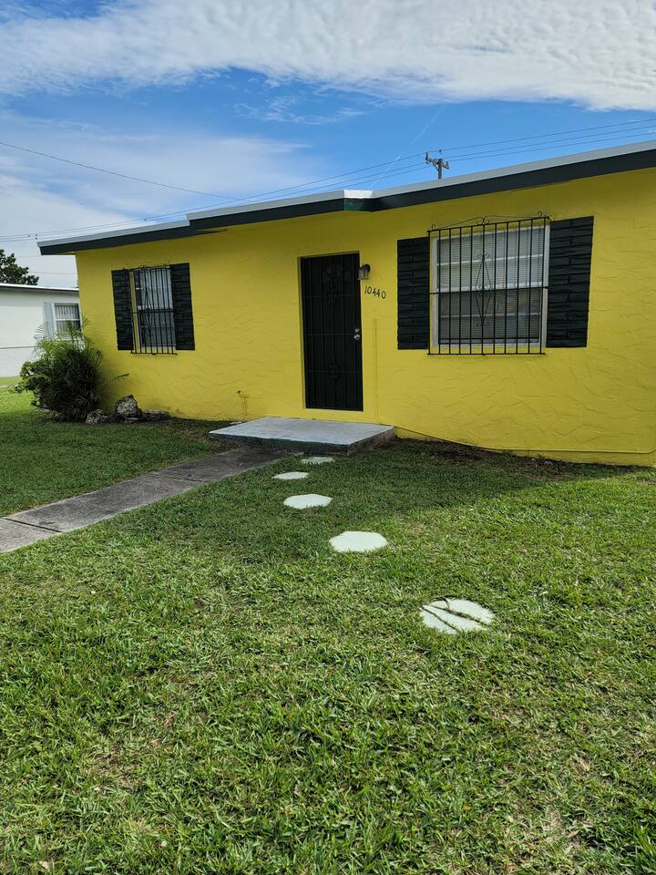 Green & Gold Cottage - Palmetto Bay, FL