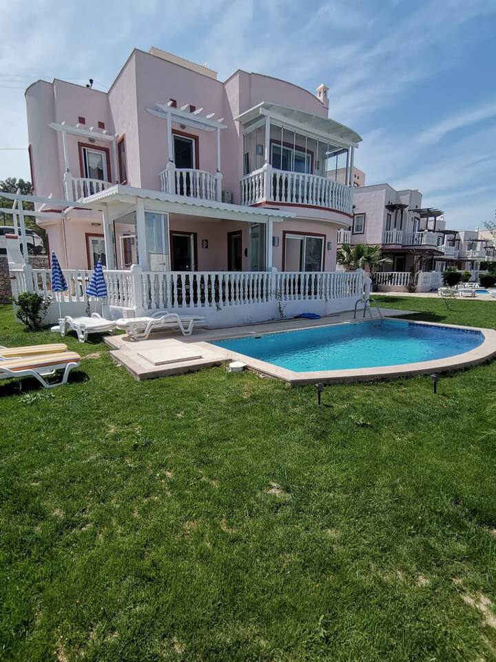 Havuzlu Bahçeli Her Türlü Olanağa Sahip Bir Ev - Mugla