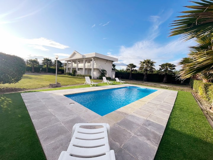 Alojamiento Grandes Grupos-8 Habitaciones 8 Baños - Curicó