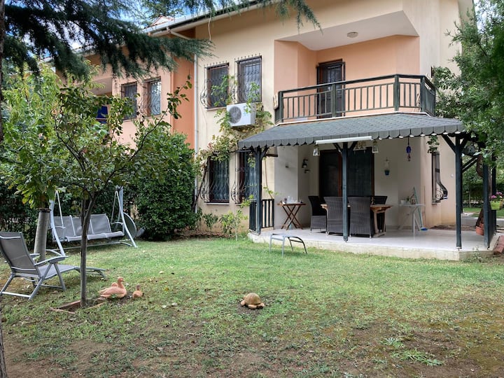 Site Içerisinde Güvenli,havuzlu,4 Katlı Villa - Büyükçekmece