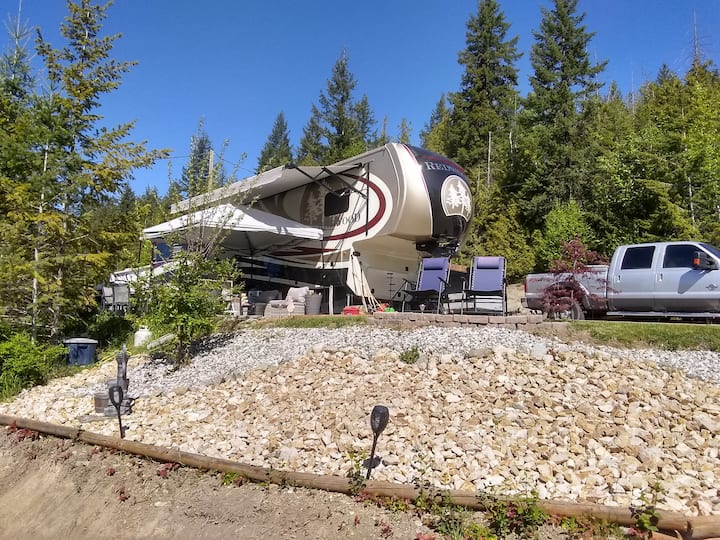 42' Of Luxury Rv Camping In The Shuswap - Blind Bay