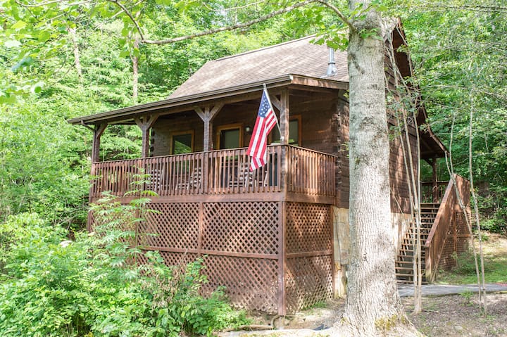 3 Minutes To Parkway!! Hot Tub!! Flat Driveway!! - Pigeon Forge, TN