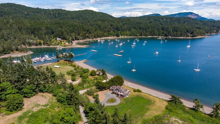 Stunning Beach House, Small Pebble Walk-on Beach - North Pender Island