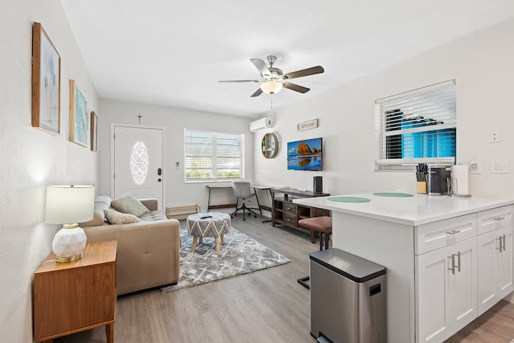 Comfy Bnb #1 King Bed + Work/travel + Beach 8 Min - Aventura, FL
