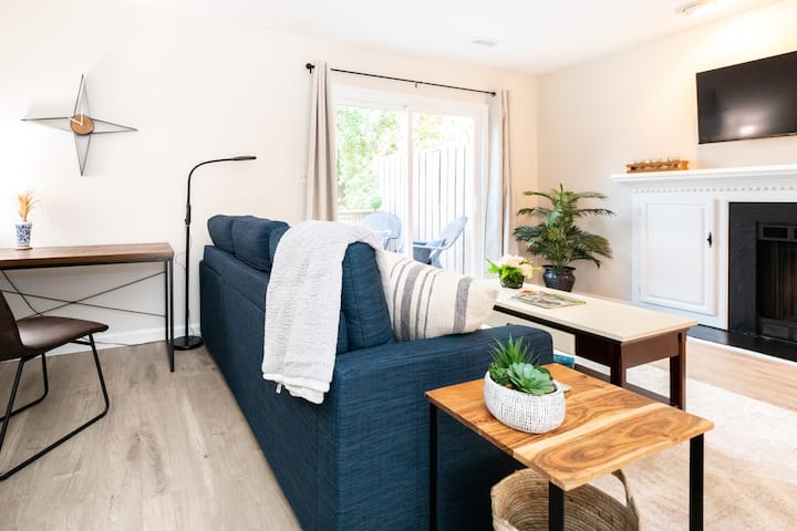 Blue Bay | Convenience+
Comfort. Walk To The Park! - Greensboro