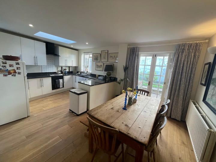 Lovely Two Bedroom Flat With Garden - Londres