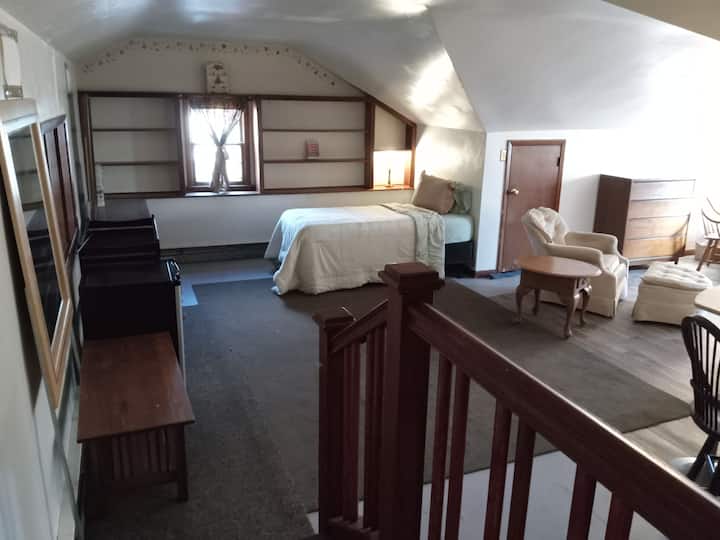 Mother In Law Suite With Desk 2nd Floor - Newtown, PA