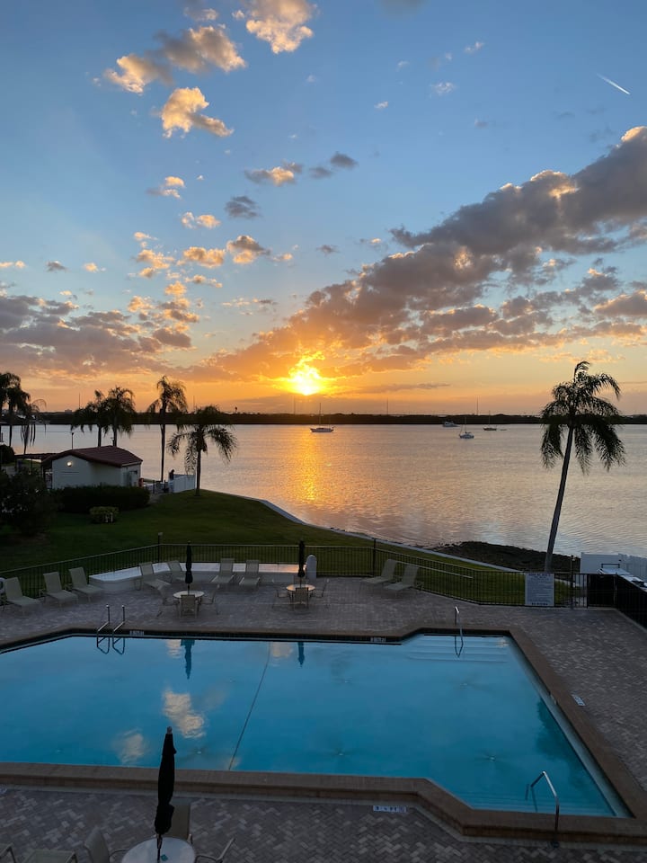 Waterview 2-bedroom Condo With Sunrises And Pool - St. Petersburg, FL