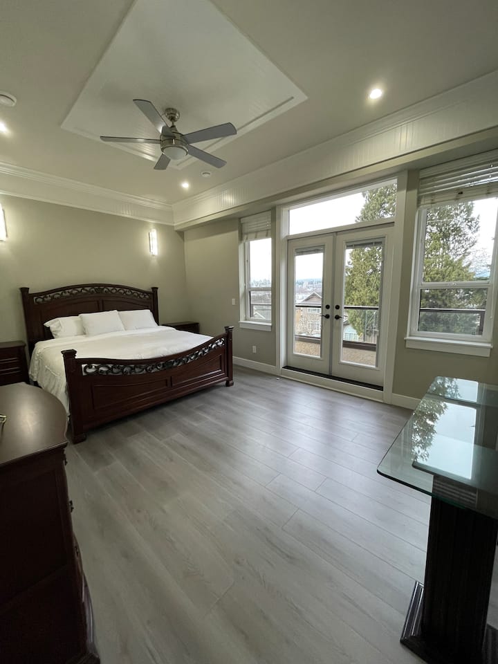 Executive 2 Bedroom Suite With Panoramic Views - Burnaby