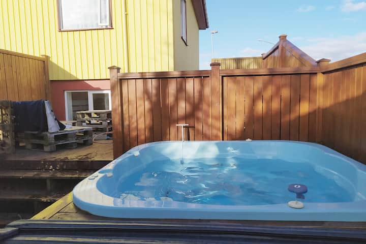 Homely 2-bedroom Apartment With Jacuzzi And Garden - Reykjavík