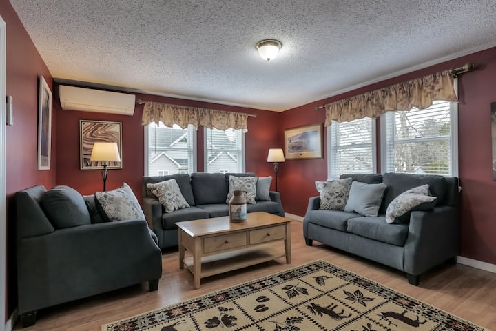 Spacious 4 Bedroom Home Fast Internet Walk To Town - Bar Harbor, ME