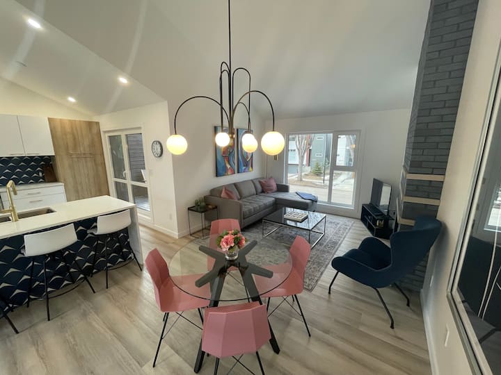 Location! Stylish Townhouse Steps From 124 Street! - Edmonton