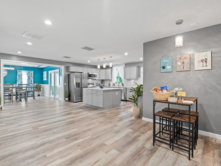 Private Newly Renovated 4 Bed Family Friendly Home - South Kingstown, RI