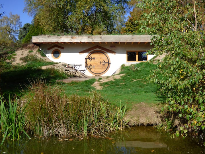 Maison Du Hobbit Au Bord D'un Lac - Auvergne
