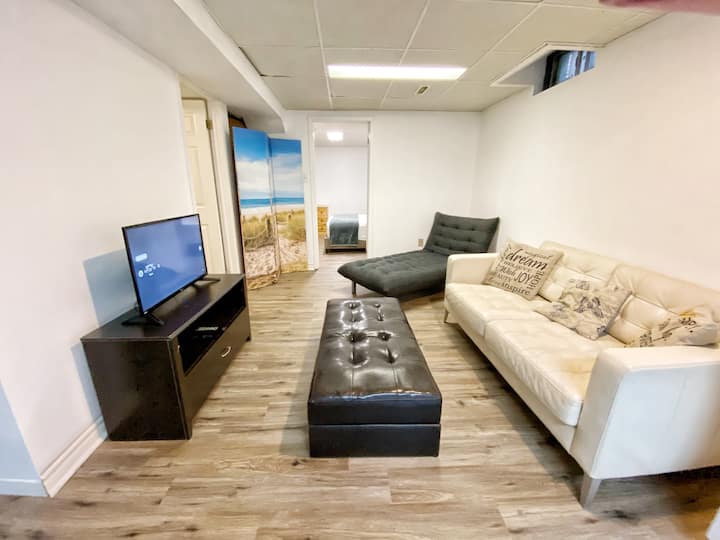 Spacious 2 Bedroom Basement Apartment: Mississauga - Brampton