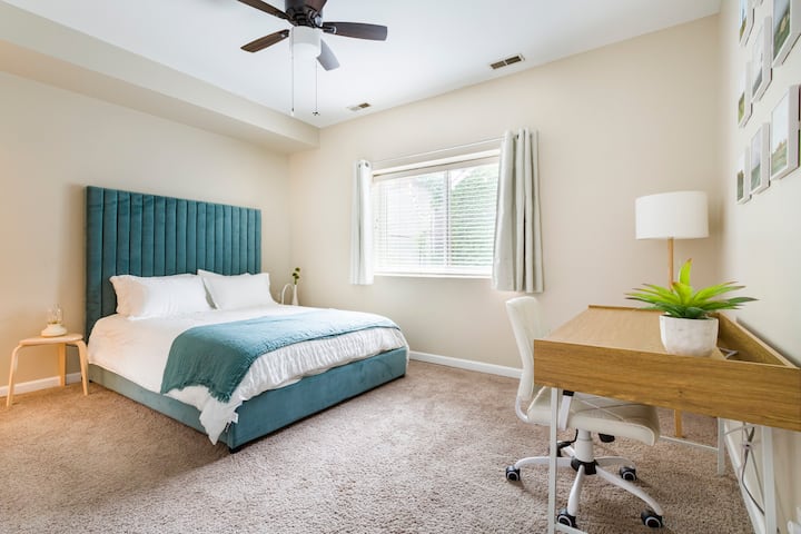 Cozy/spacious Wfh Family Friendly W Permit Parking - Chicago, IL