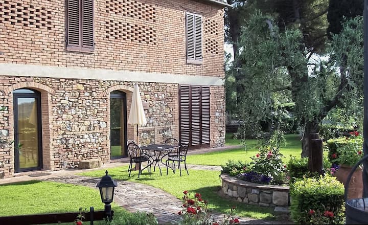 Private Garden Overlooking The Via Francigena - San Gimignano