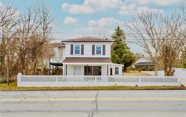 Upstairs Unit In Graham (3 Bedrooms, Full Bath) - Burlington, NC