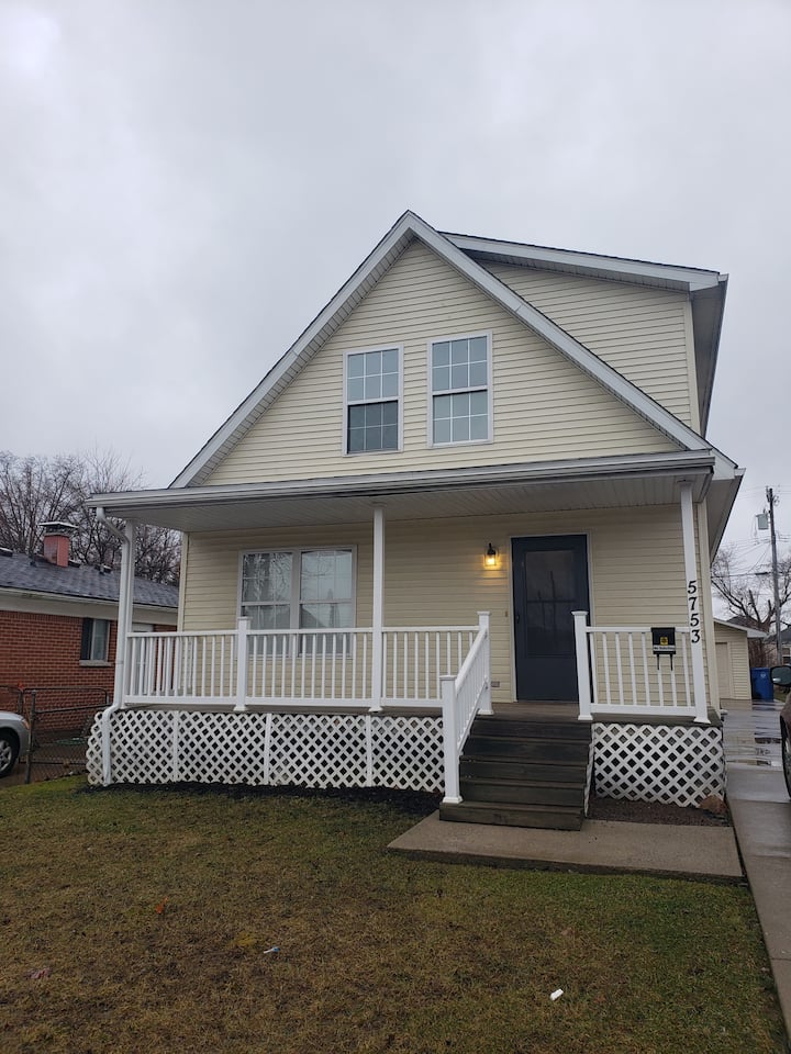 Beautiful And Well-kept House! - Westland, MI