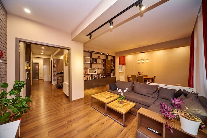 Newly Renovated 3 Bedroom Apartment With Hot Tub - Georgia