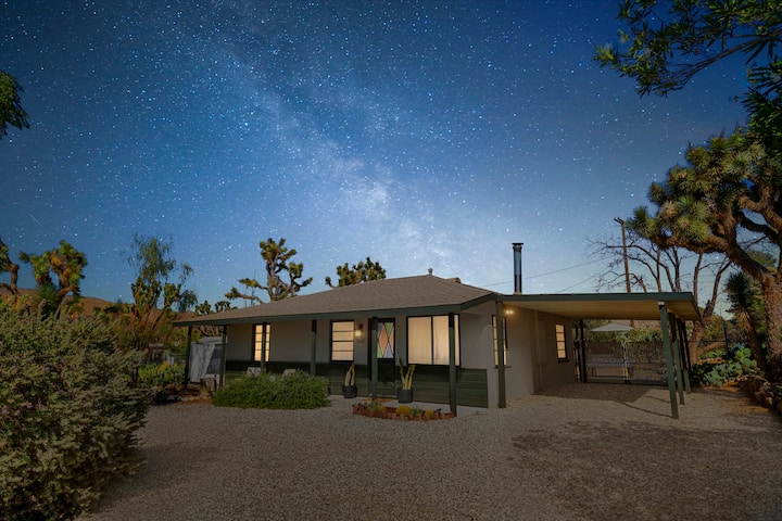 *Extended Stay Welcome* Vintage Cabin Cactus Ranch - Yucca Valley, CA