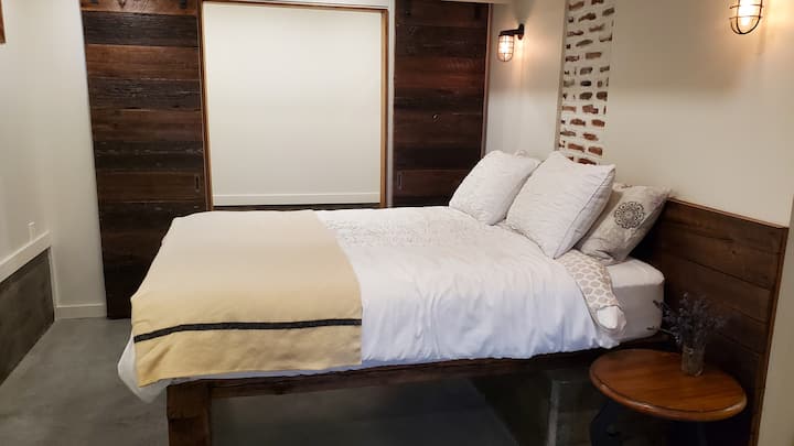 Downtown  Custom Spacious 1 Bed By Hospital - Kamloops